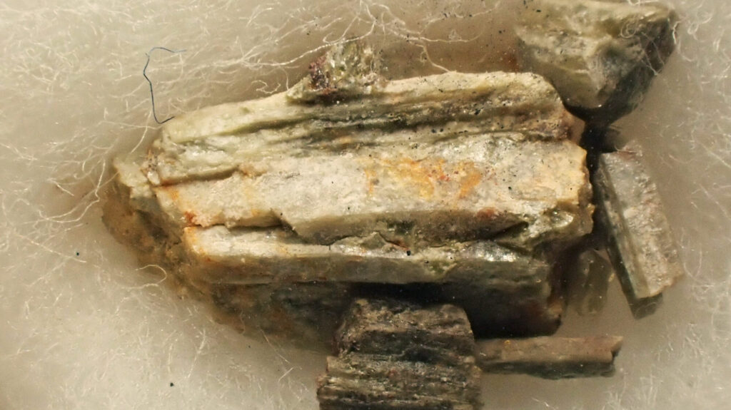 トルトベイト石 Thortveitite | Mineral Market Blog